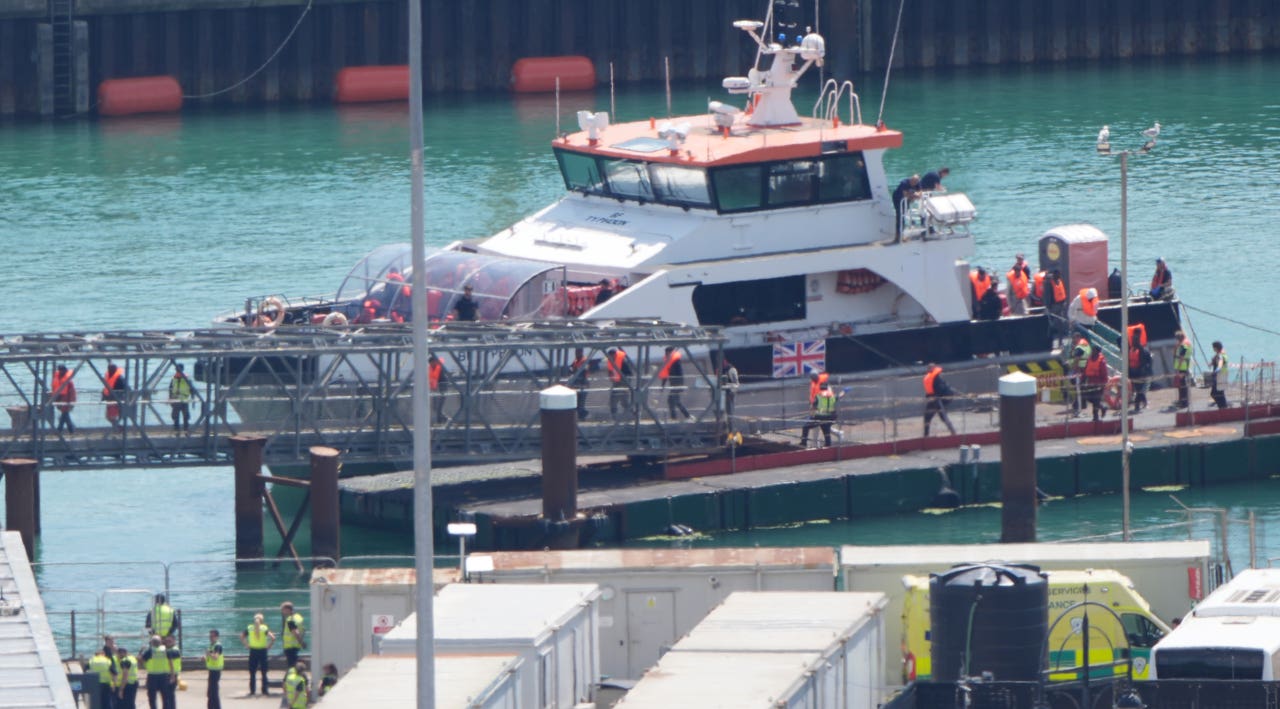 Channel crossings continue amid crunch talks over migrant deal ...