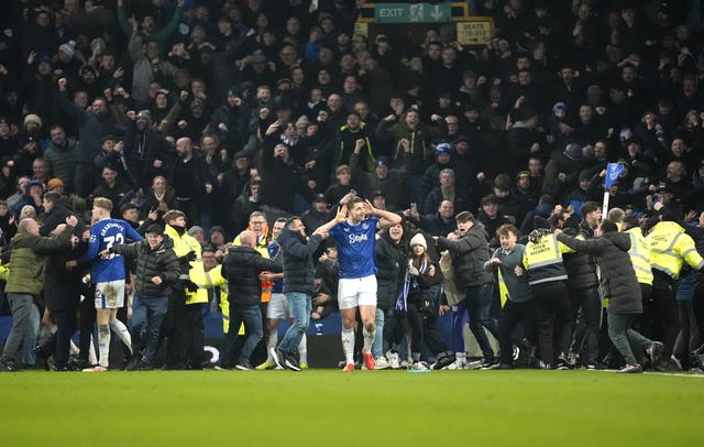 James Tarkowski’s last-gasp equaliser sparks wild scenes at Goodison ...