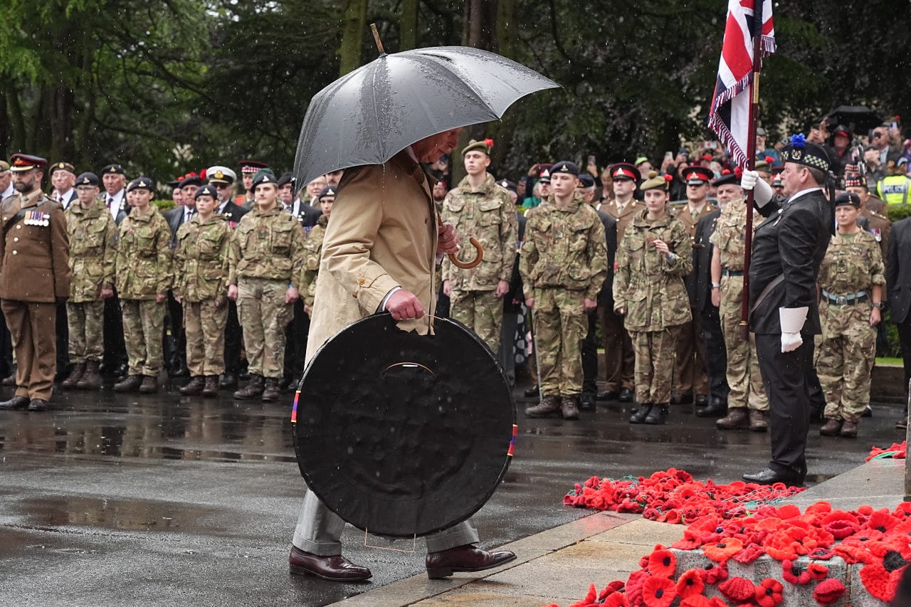 King and Queen brave summer downpour to honour Kirkcaldy’s war dead ...