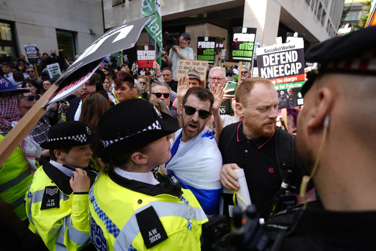 Kneecap greeted by hundreds at court as rap group member faces ...