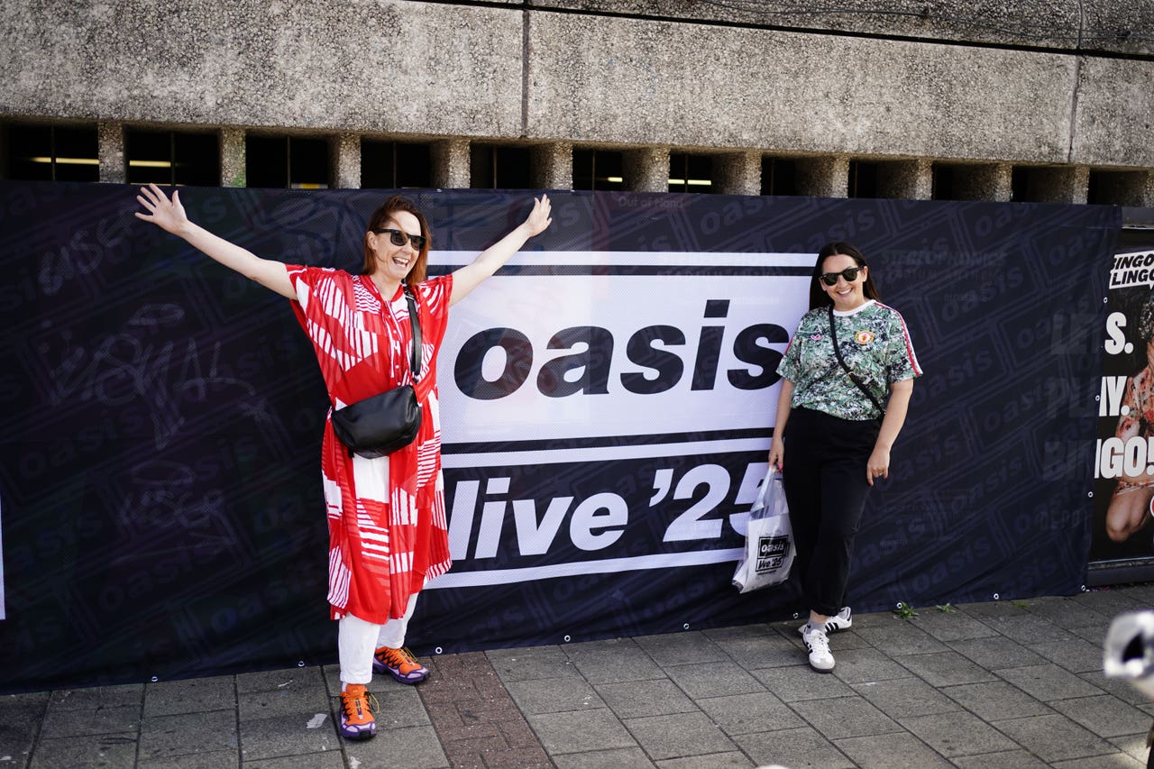 Oasis take to stage for first gig in 16 years to jumping crowd and ...