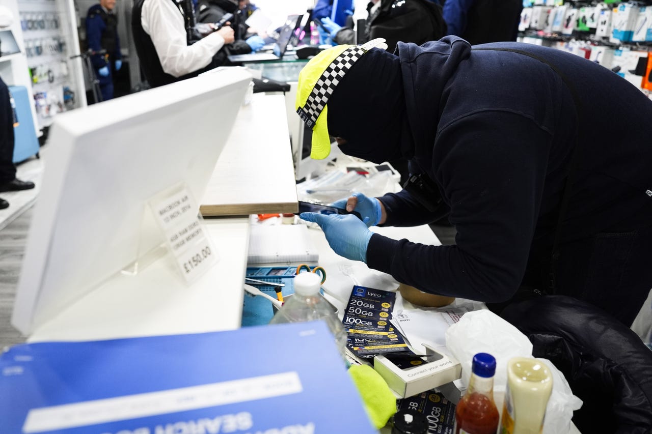 Police push for phone companies to be forced to make stolen handsets ...