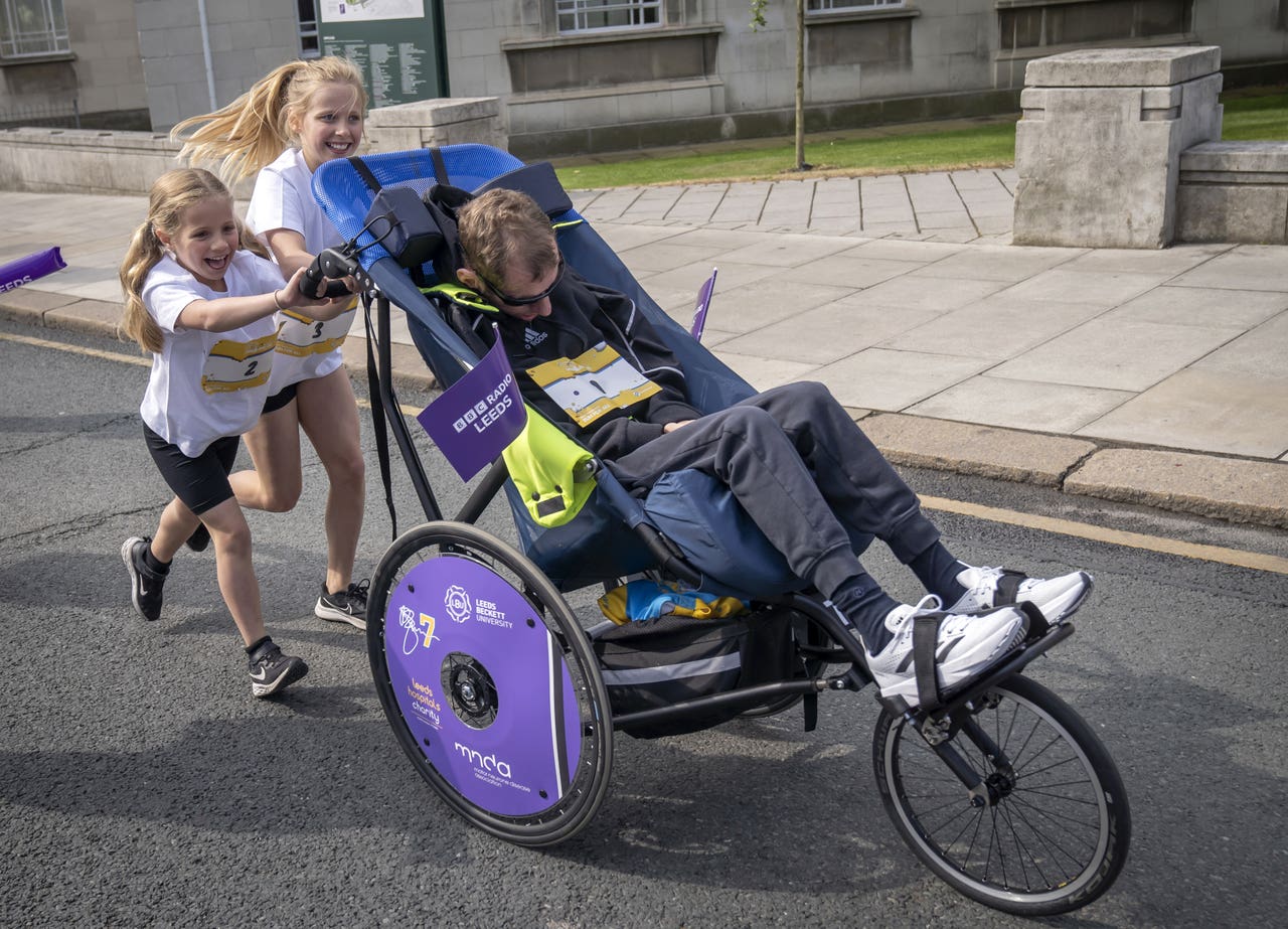 Rob Burrow’s daughters push him to complete Leeds running course on ...