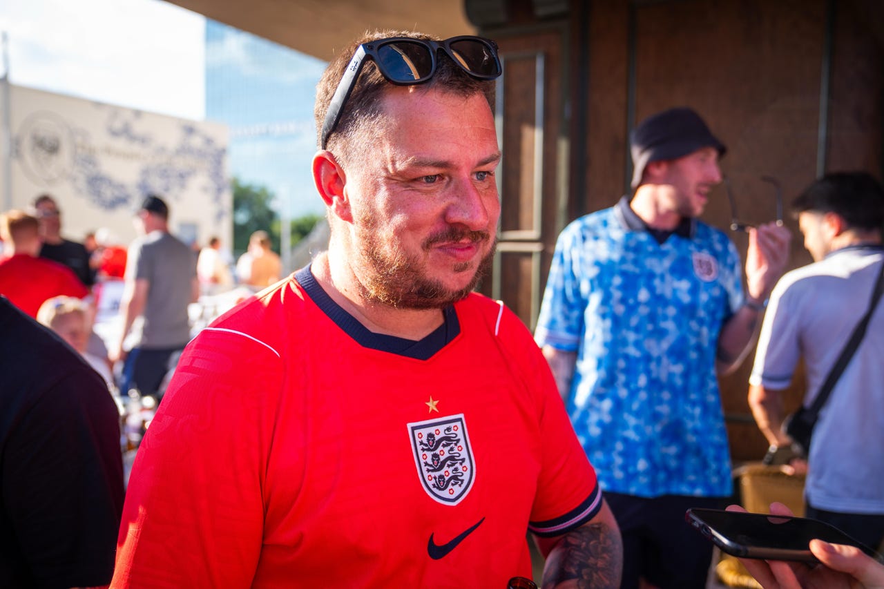 England fans defy distances as hundreds gather on eve of World Cup ...