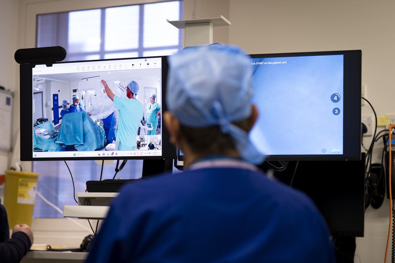 ‘Milestone’ first UK remote robotic surgery | Wilts and Gloucestershire ...