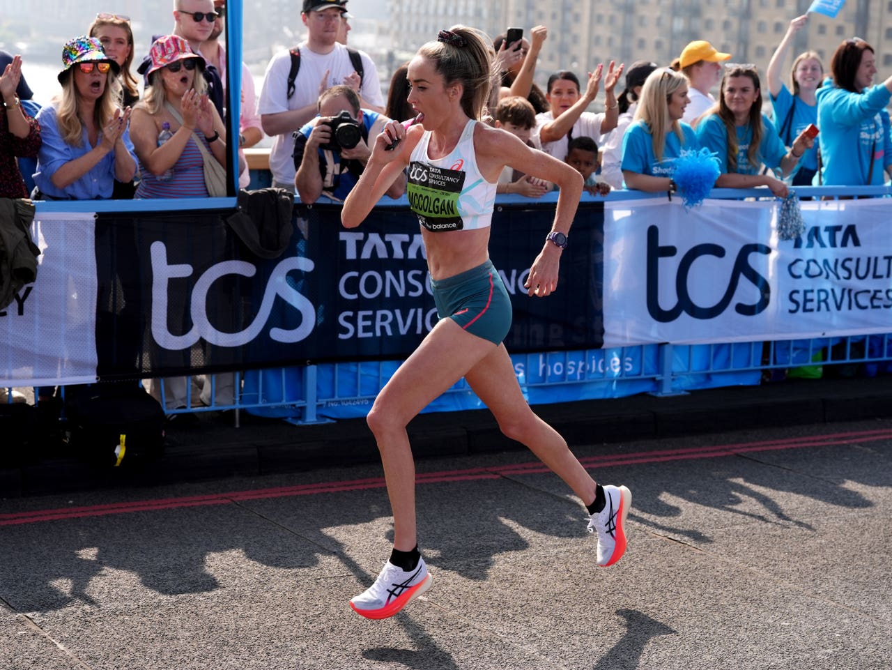 Thousands cross finish line of London Marathon as temperatures hit 22 ...