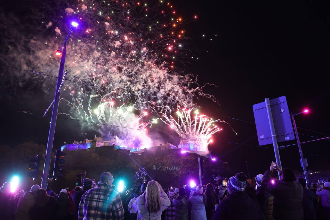 Thousands gather as Edinburgh welcomes new year with spectacular ...