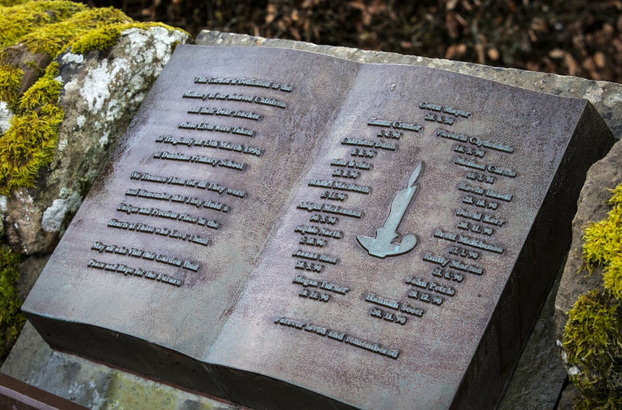 Who were the 17 victims of the Dunblane massacre?