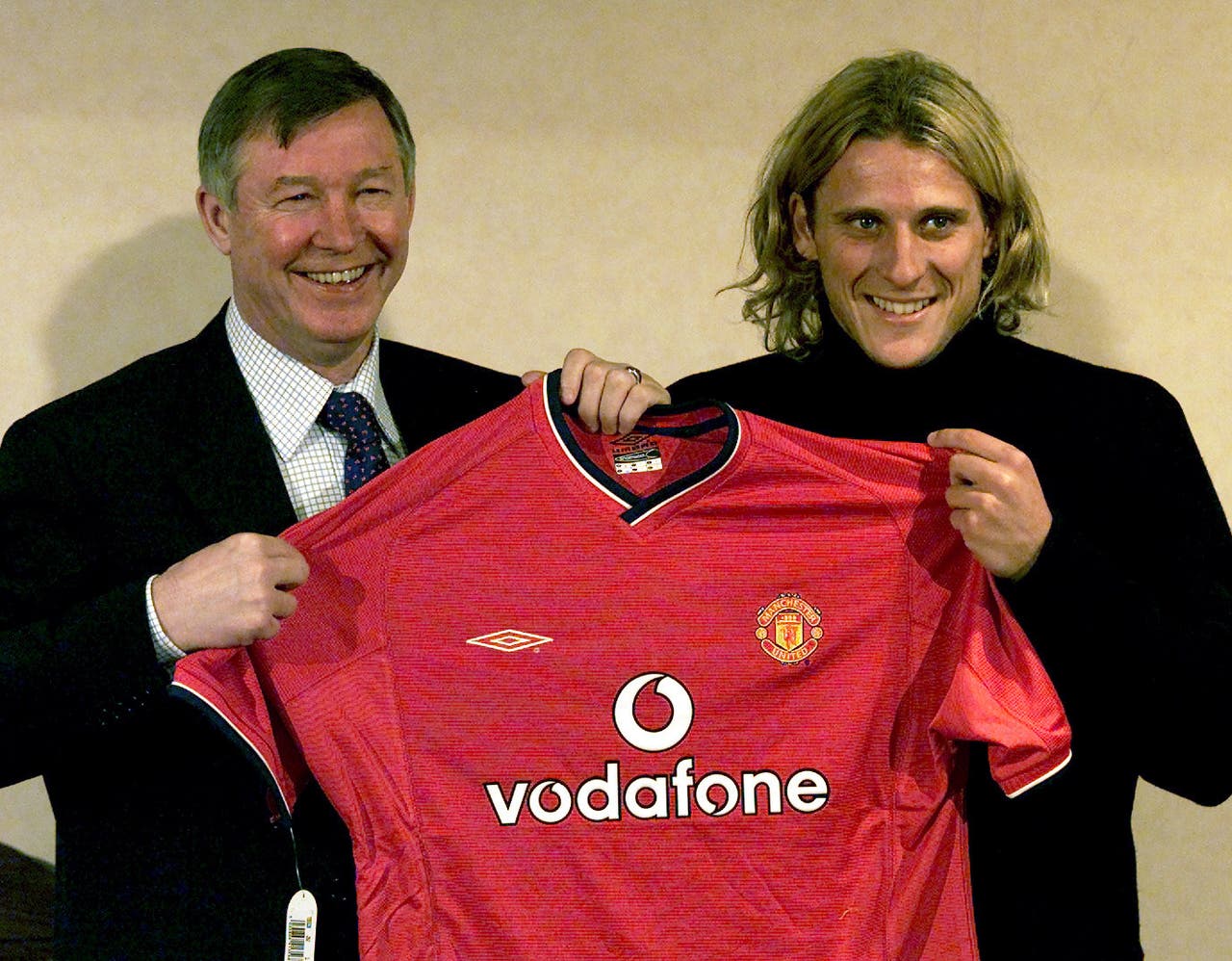 On This Day in 2002: Diego Forlan arrives in Manchester ahead of United ...