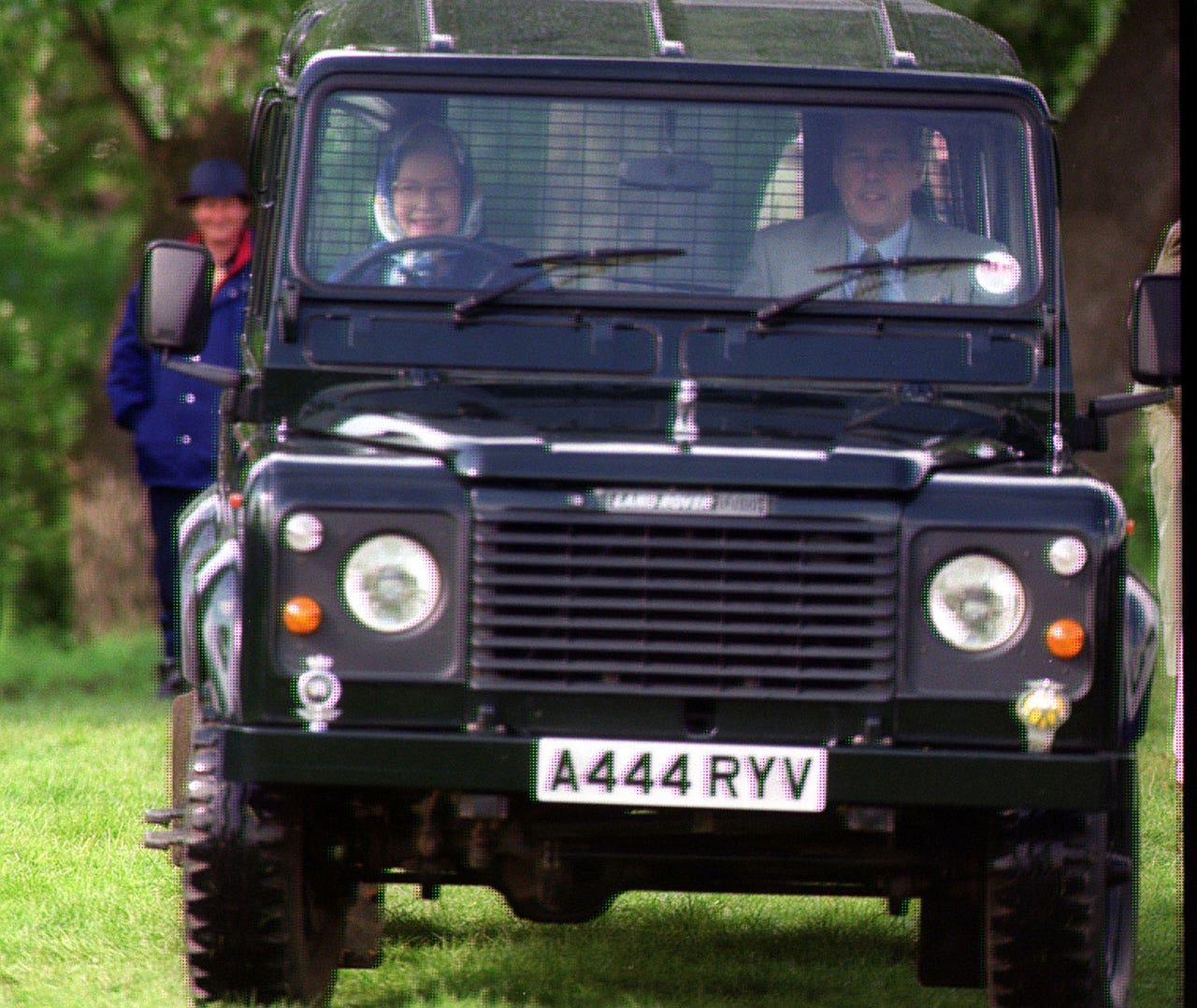 Queen Elizabeth II’s personal Land Rover fleet hits the road for US ...