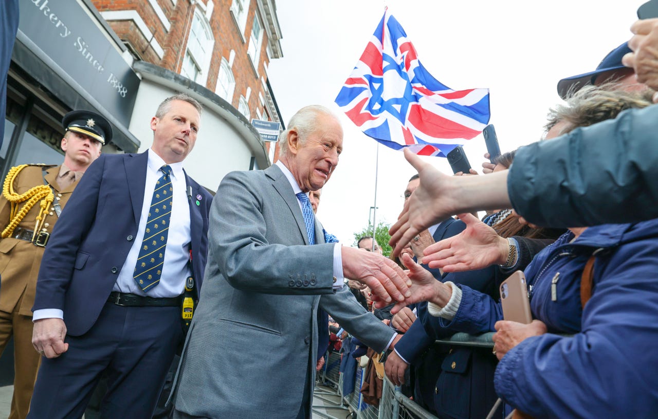 King visits Golders Green and meets Jewish stabbing victims | Chard ...