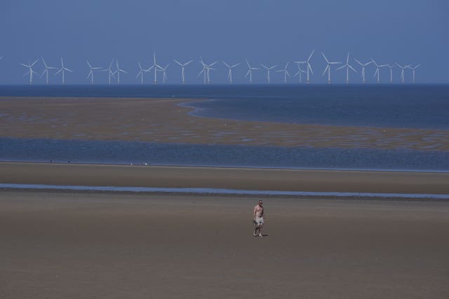 In Pictures: People try to keep cool in summer sun as temperatures soar ...