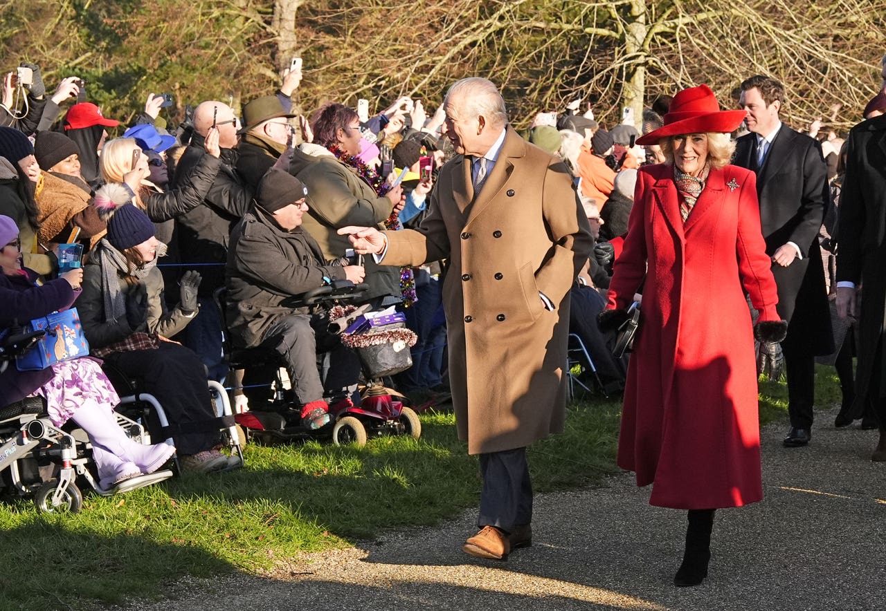 Kate chats with well-wishers on Christmas Day walkabout | Impartial ...