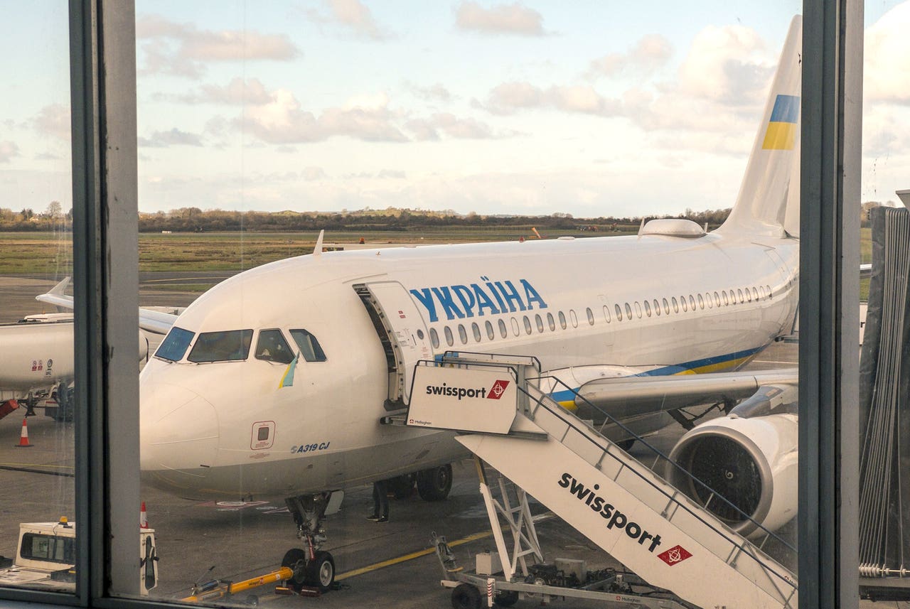 US support for Ukraine is crucial, Zelensky says as he arrives in UK ...