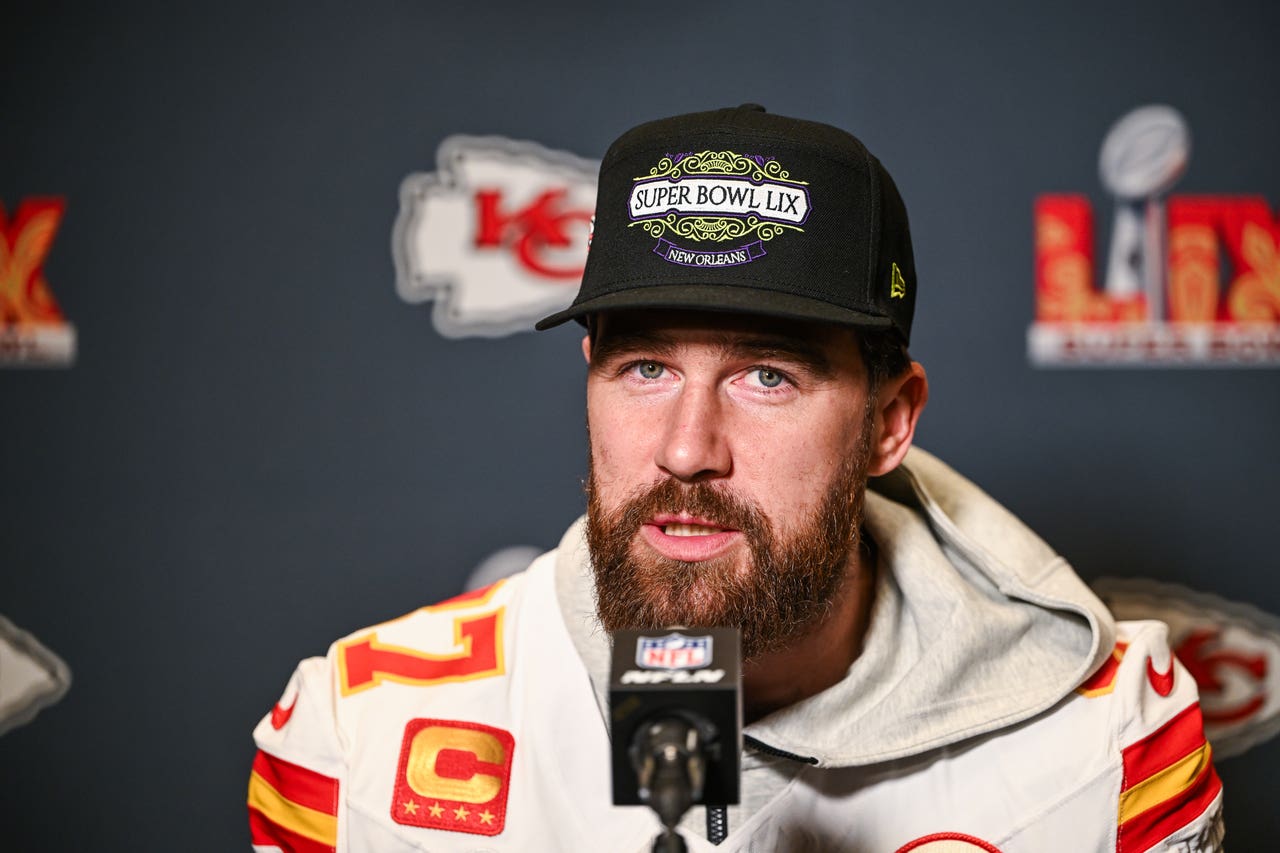 Taylor Swift tells Travis Kelce ‘I love you’ as they compare jobs in ...
