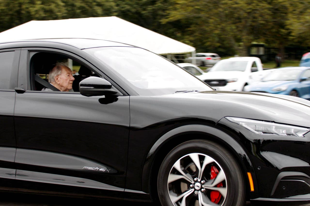 101-year-old goes for ride in 1915 Ford Model T and electric Mustang ...