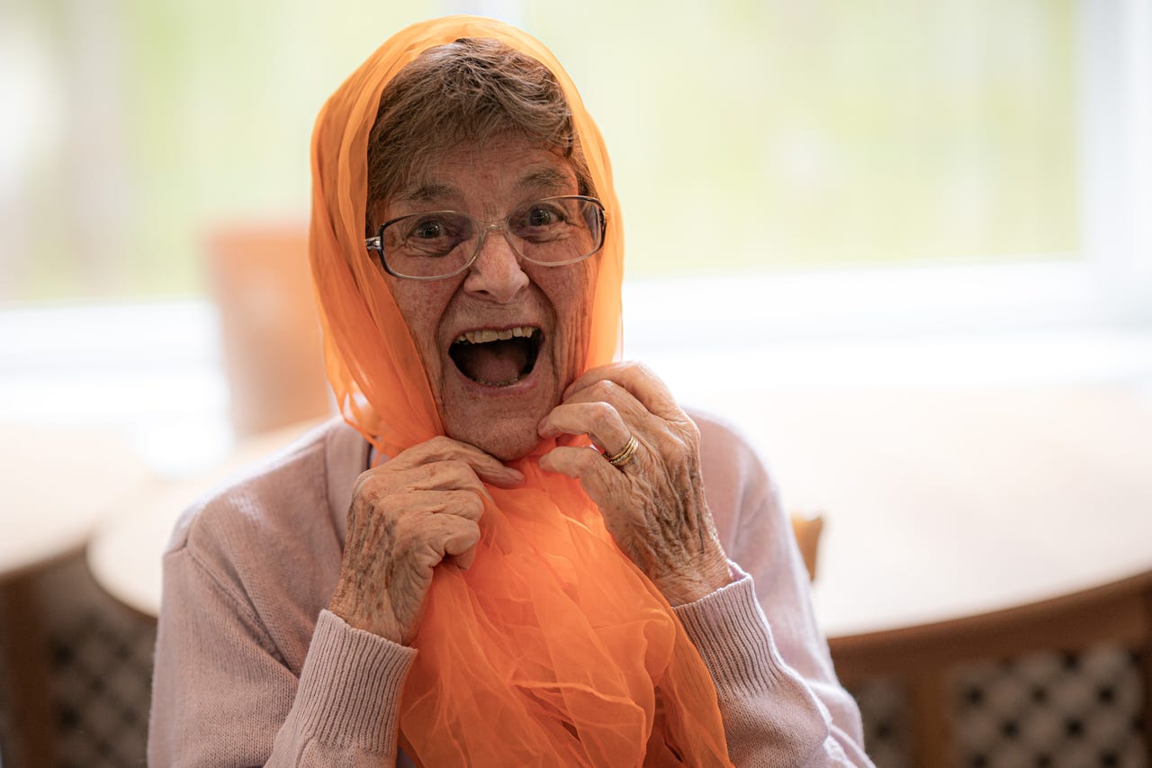 Spreading joy: Circus performer brings laughter and life to care home ...
