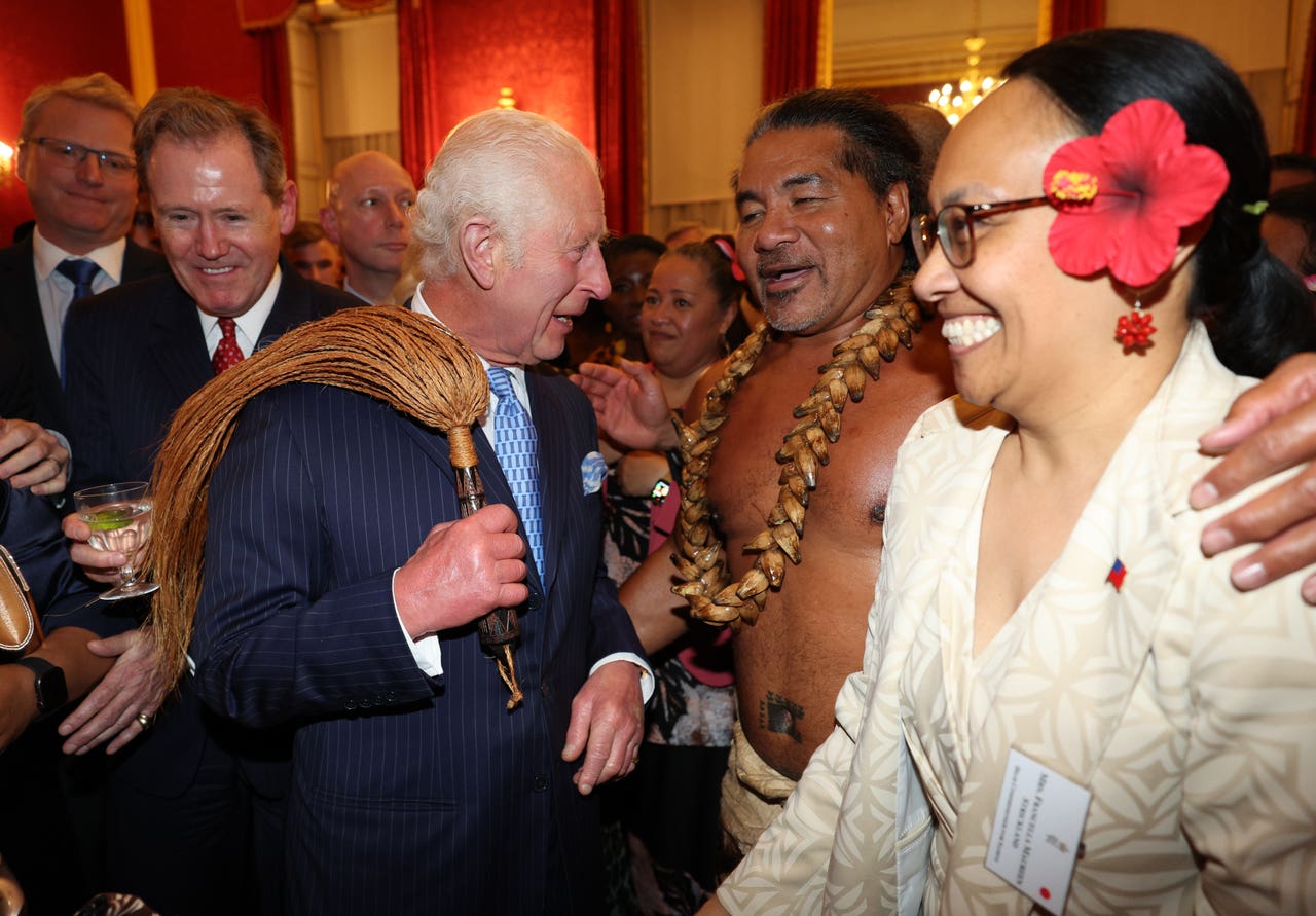 King shows off his ‘moves’ during Samoan dancing lesson | Gazette & Herald