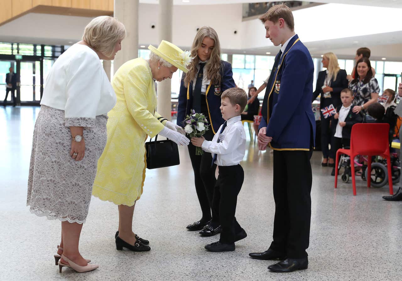 Queen welcomed to school with Gaelic greeting | Bournemouth Echo