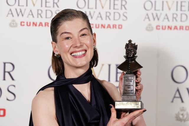 Rosamund Pike keeps cool after performance interrupted by phone alarm ...