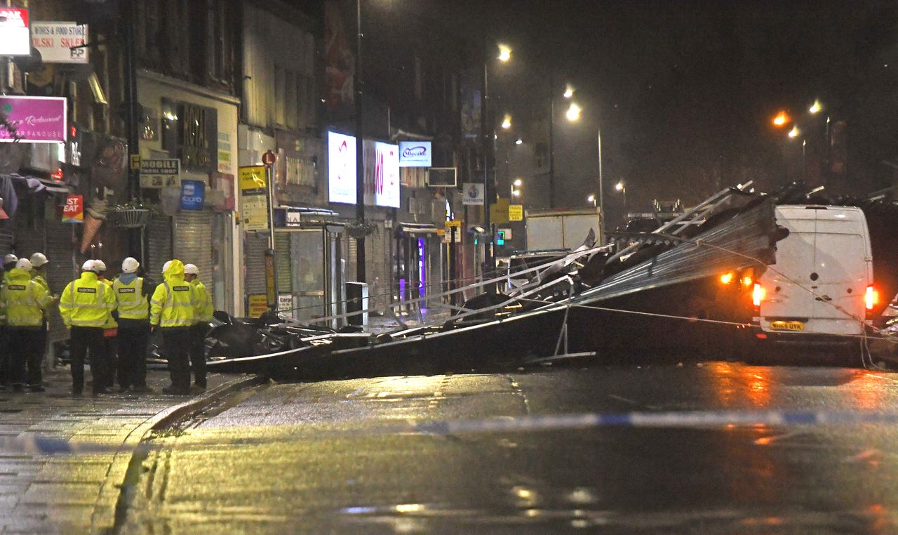 Roof blown off apartment block in Slough | Glasgow Times