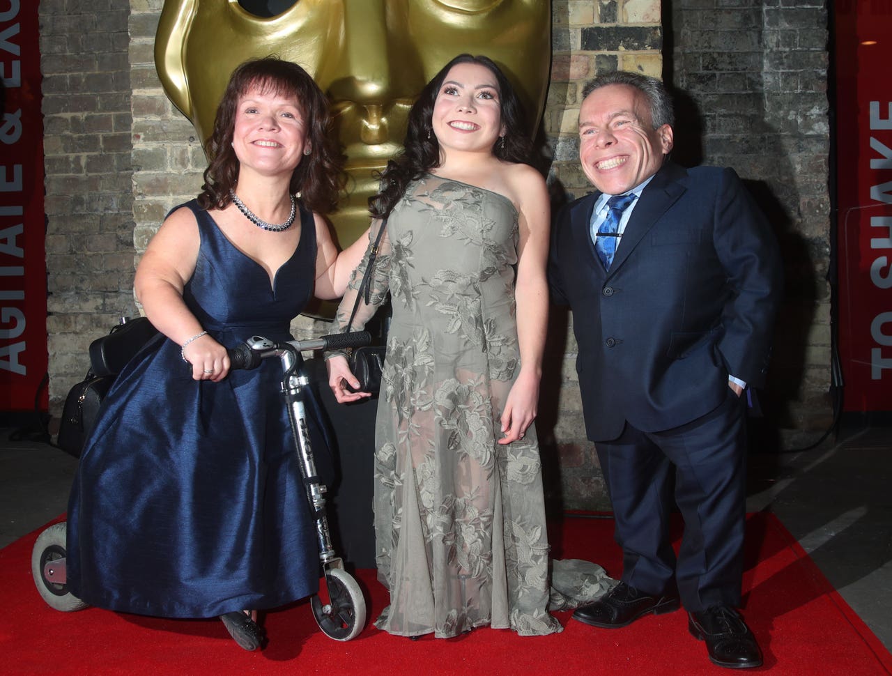 Warwick Davis dedicates Bafta film fellowship award to late wife ...