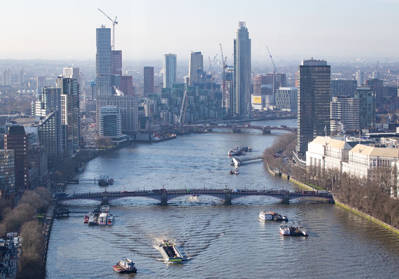 More than 90,000 microplastics flow down River Thames every second ...