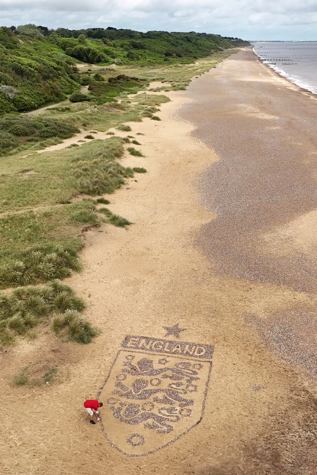 Artist crafts England badge on beach as World Cup campaign nears kick ...