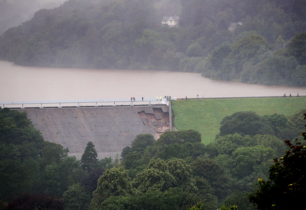 RAF drafted in as thousands evacuated due to reservoir collapse fears ...