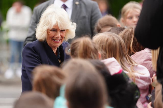 Pure genius: Queen applauded for efforts pouring pint of Guinness | Ayr ...