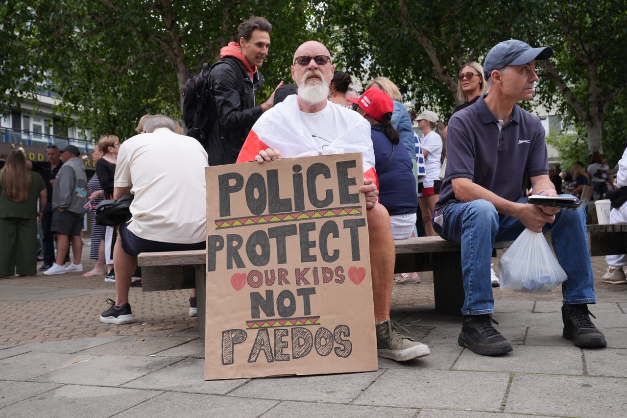 Rival groups gather as asylum hotel protest begins | Harrow Times