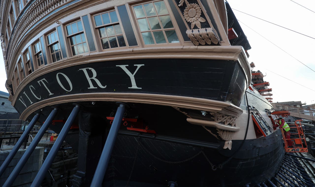 HMS Victory’s main lower mast removed for first time in nearly 130 ...