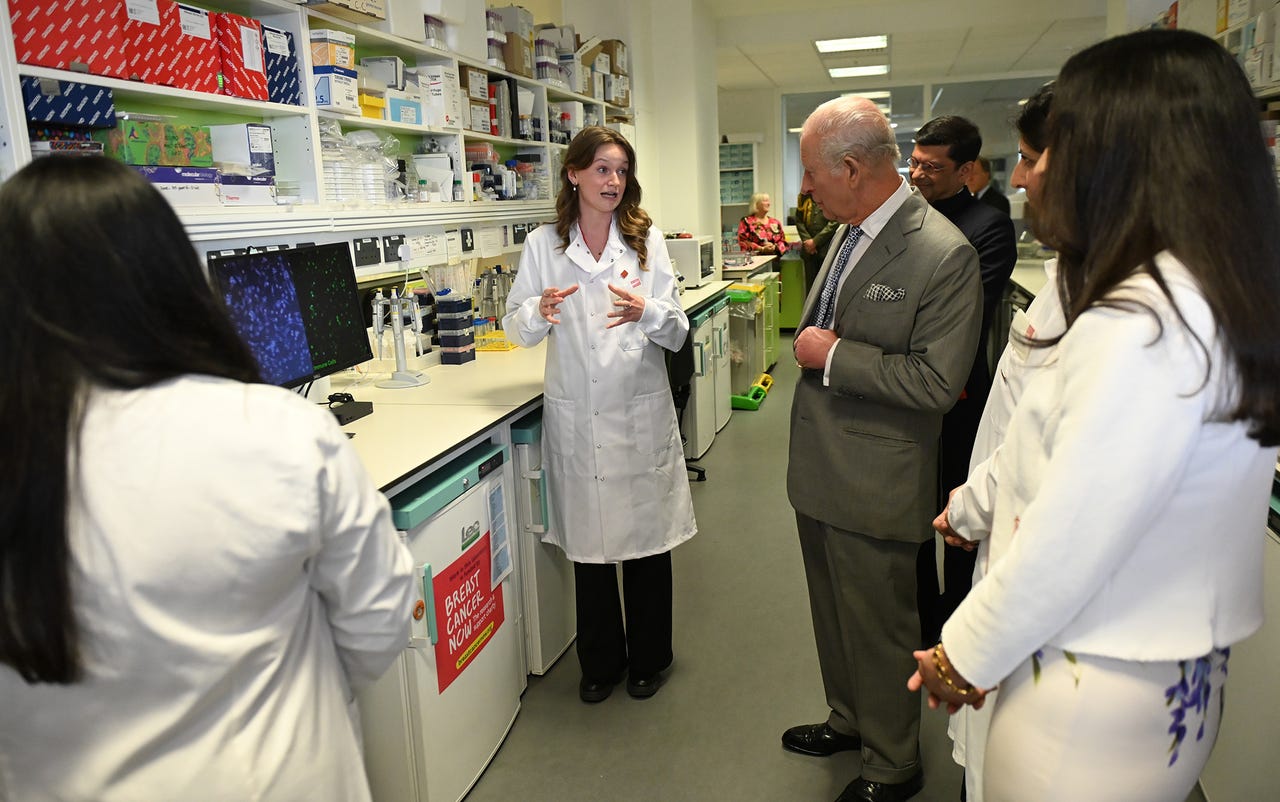 King meets chemo patients and tries out robot used in surgery during ...