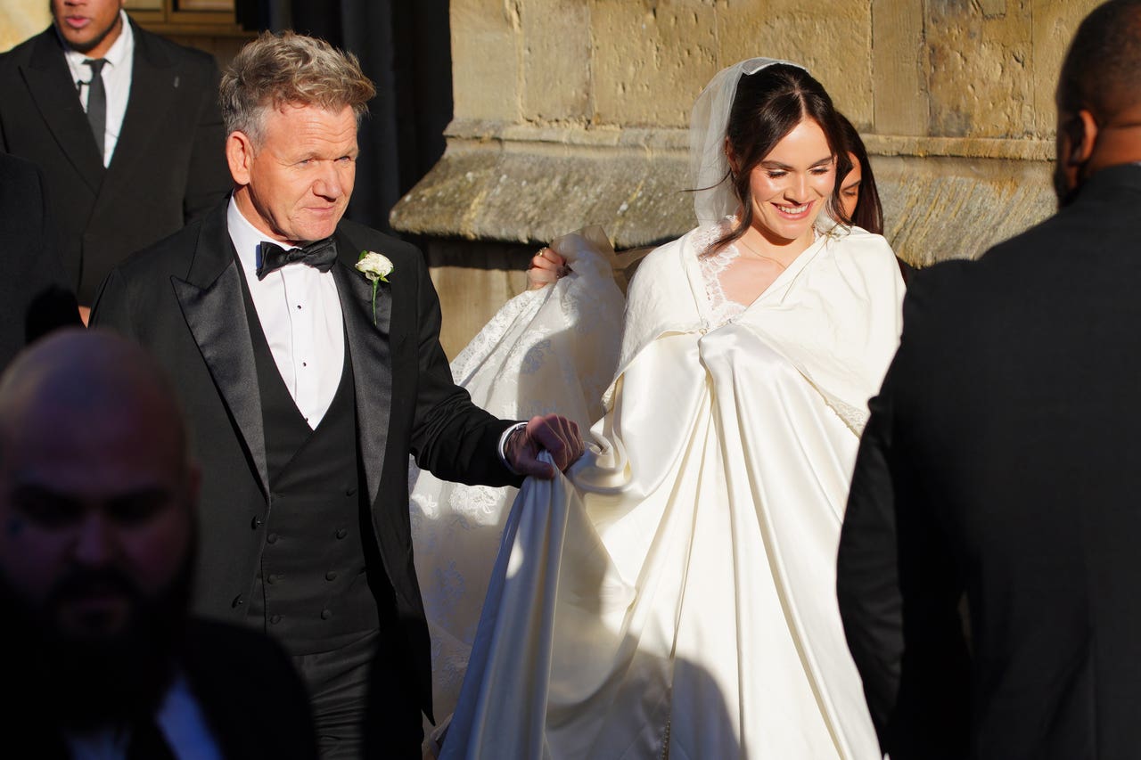 Holly Ramsay arrives to her wedding with famous father by her side ...