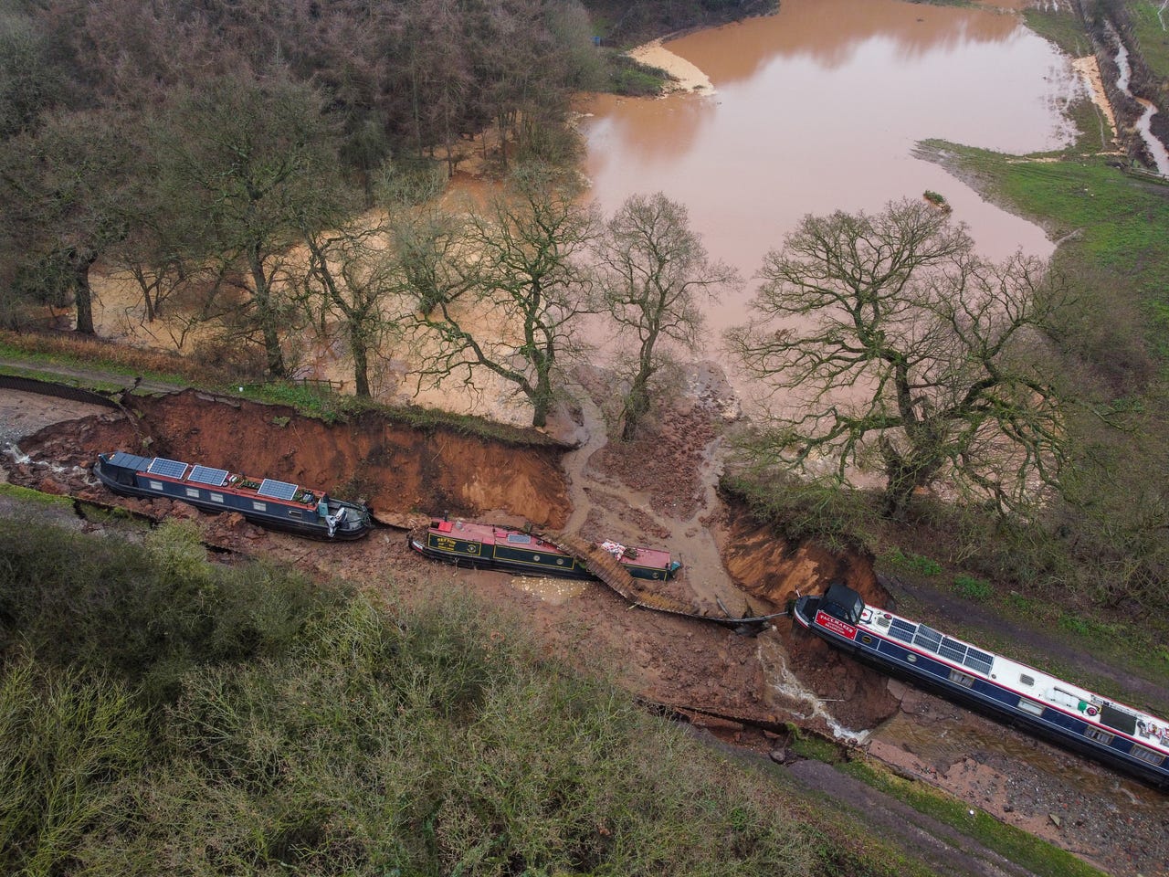 Major incident declared after canal ‘sinkhole’ leaves boats stranded ...