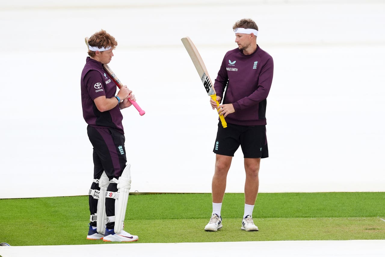 England players and fans don white headbands in memory of Graham Thorpe | Dudley News