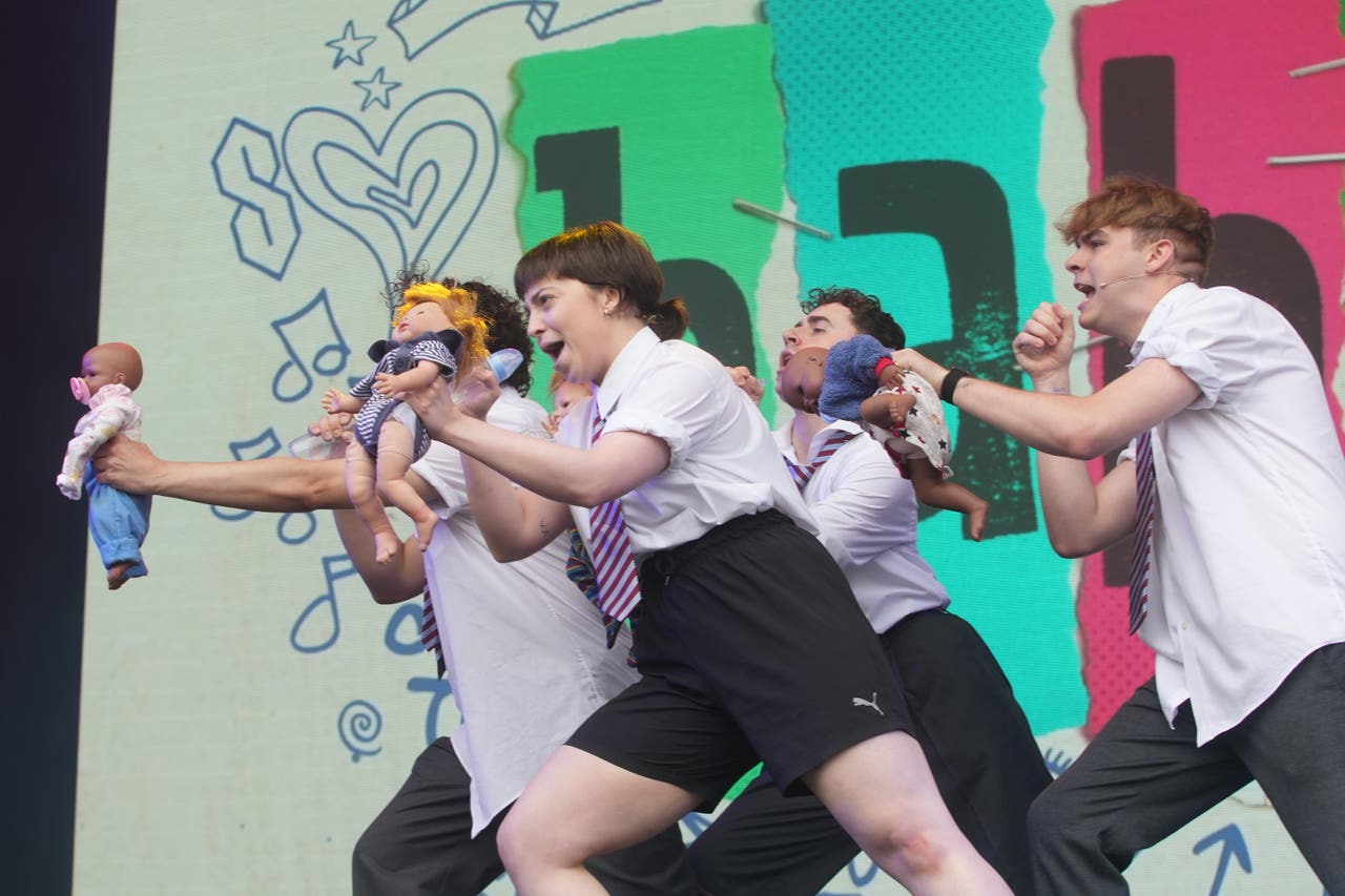 In Pictures: Musical theatre fans enjoy free performances in London ...