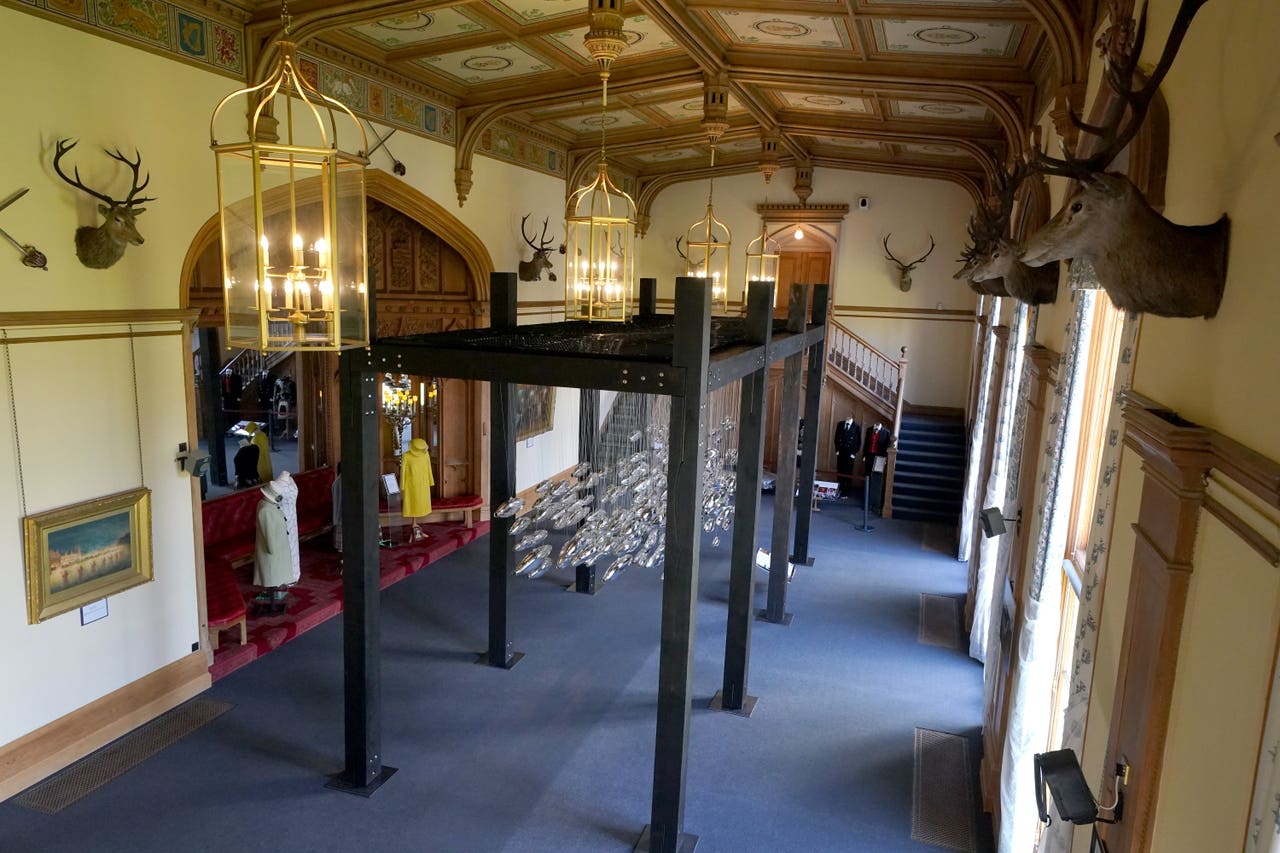 Scene of quiet dignity at Balmoral as Queen’s coffin lies at rest in ...