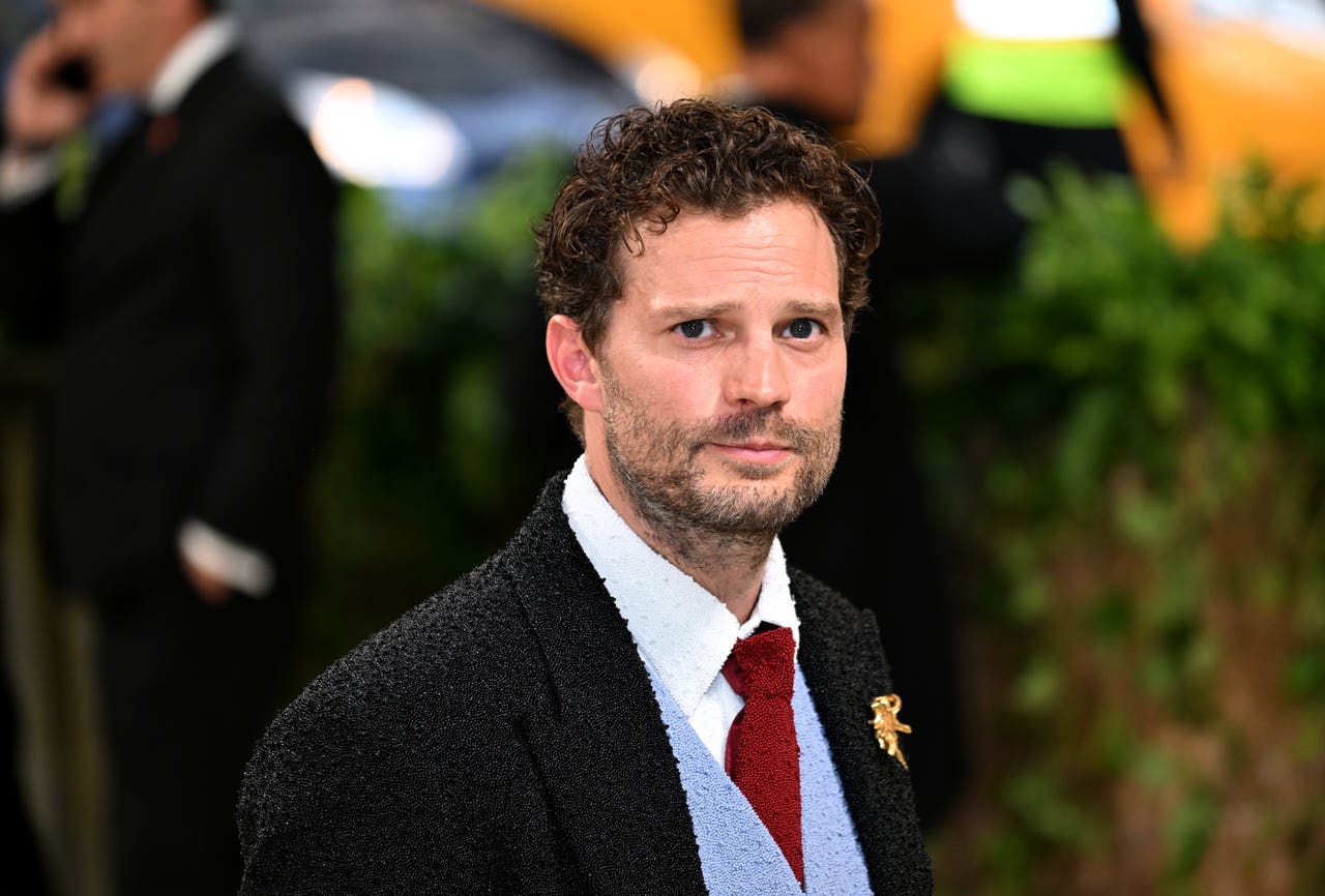 Tina Fey, Jamie Dornan and Riz Ahmed named as first UK Saturday Night ...