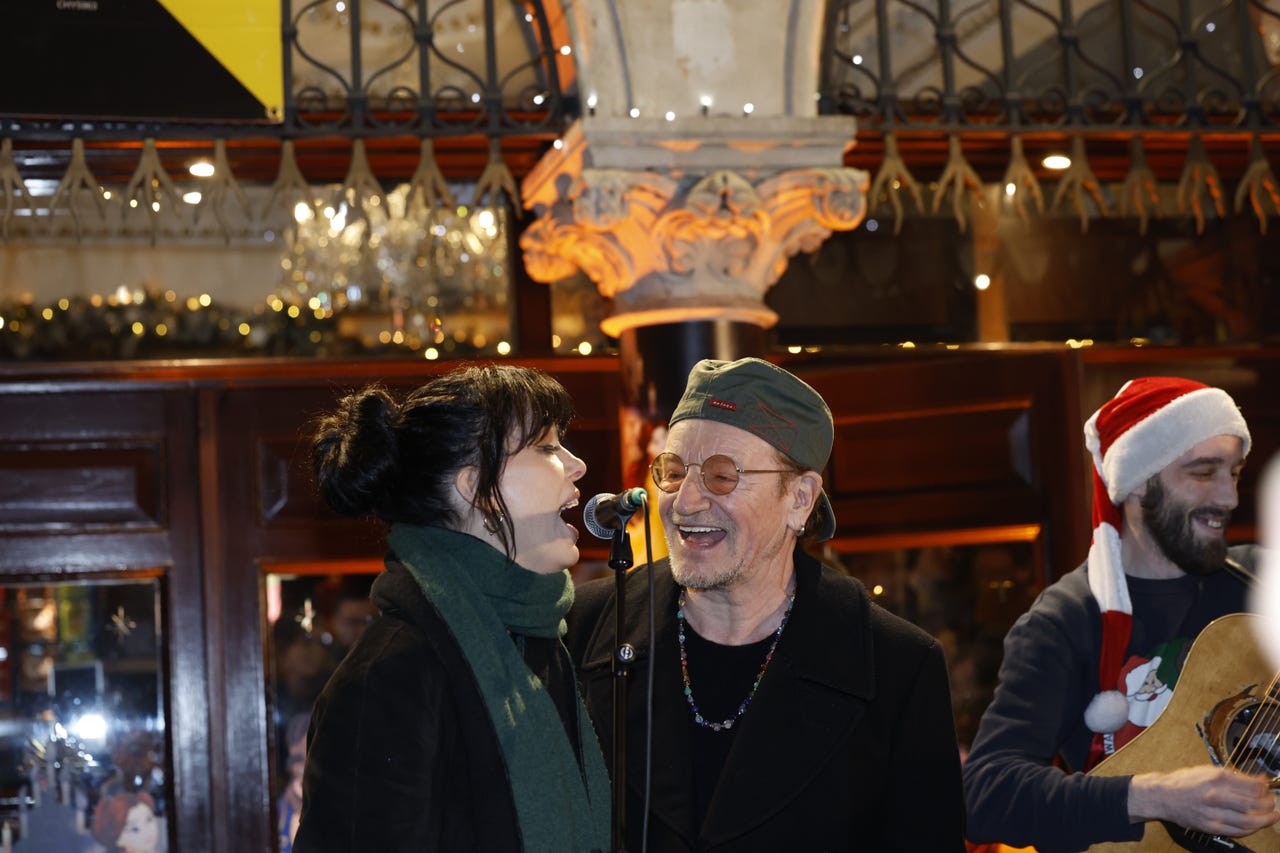 Bono joins annual Dublin city centre Christmas Eve busking session ...