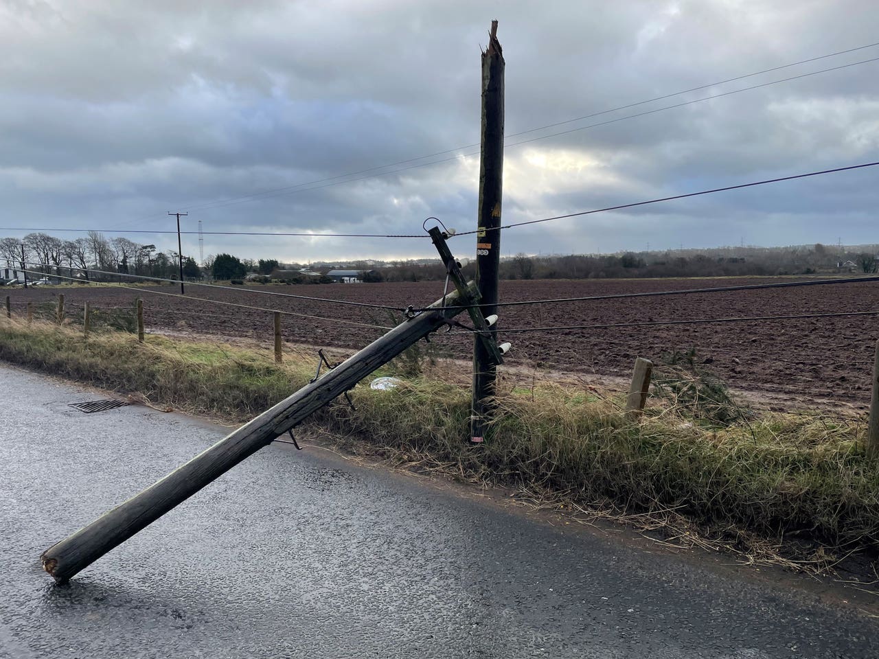 75,000 remain without power in Northern Ireland after Storm Eowyn ...