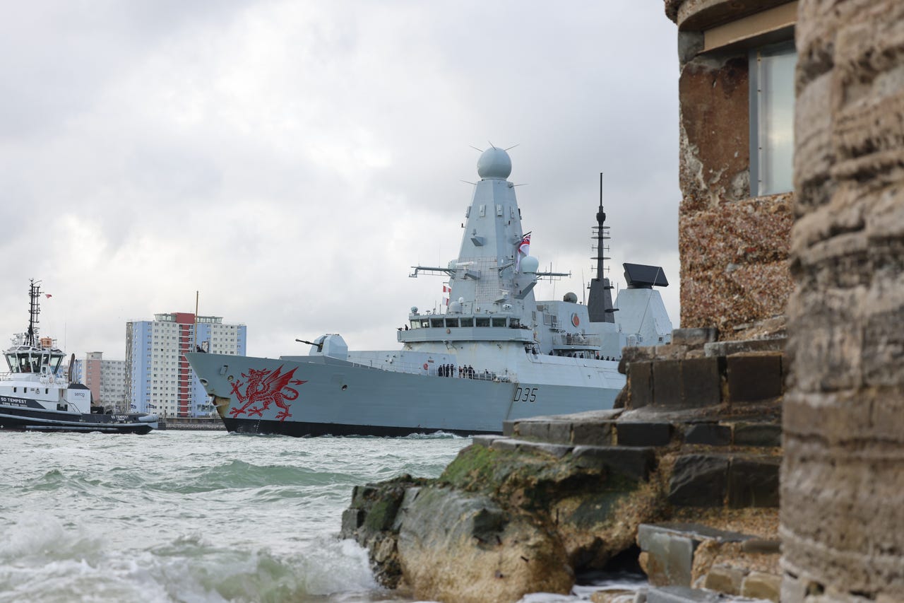 Royal Navy destroyer HMS Dragon sets sail for eastern Mediterranean ...