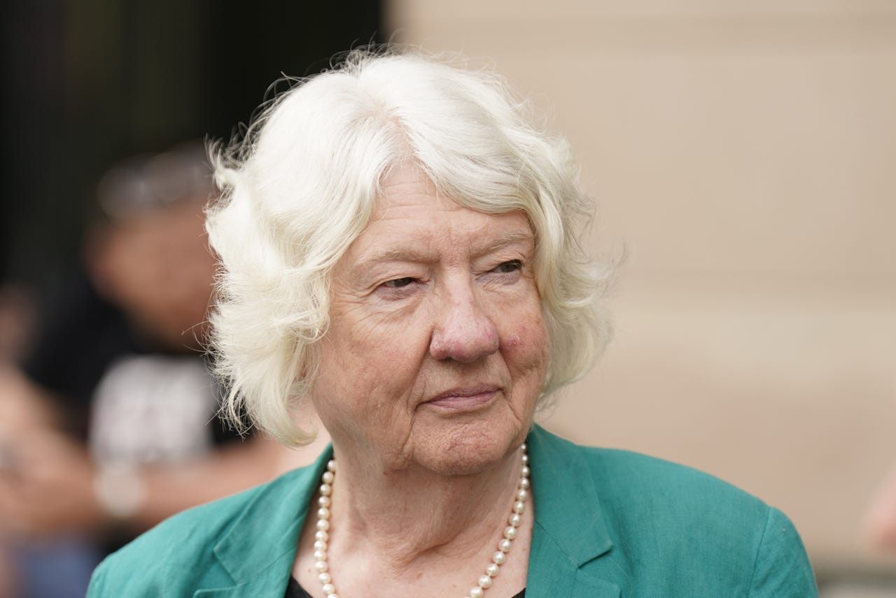 Ex-BBC chairwoman publicly thanked Huw Edwards despite being aware of ...