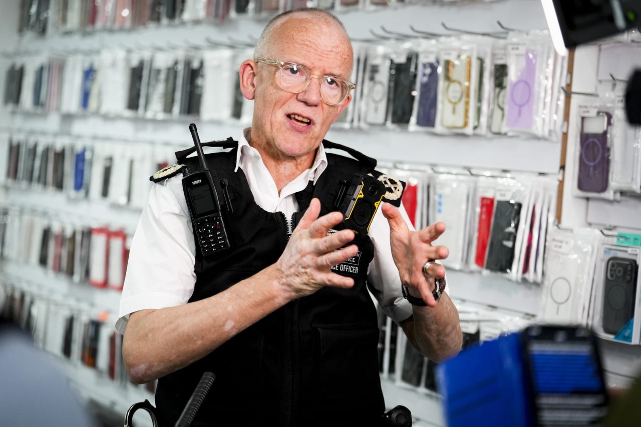 Police push for phone companies to be forced to make stolen handsets ...