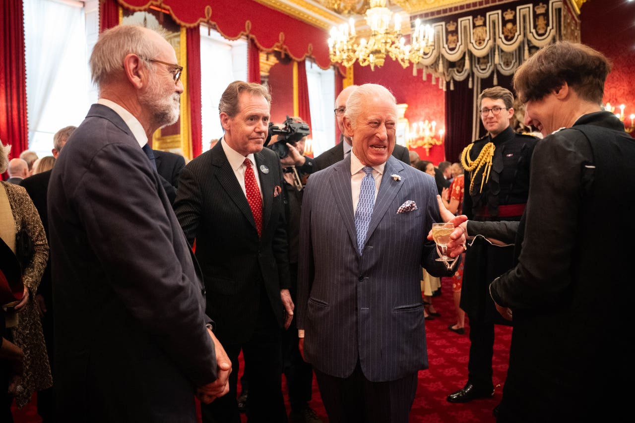 King and Queen meet artists to celebrate 25 years of Royal Drawing ...