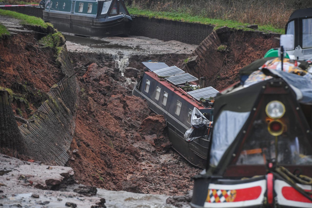 Stretch of canal dammed off after ‘sinkhole’ leaves 10 needing rescue ...