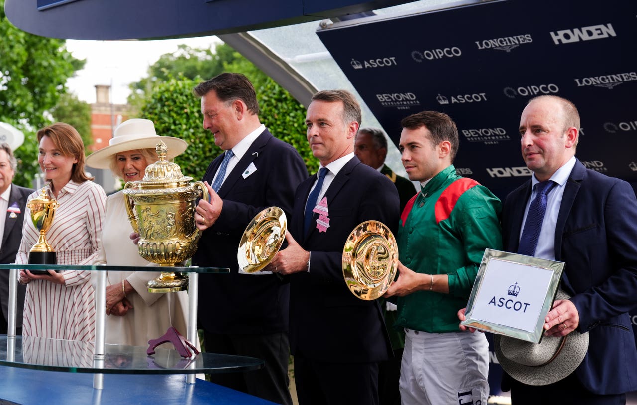 Queen presents winner’s trophy at Ascot after King George race | The ...