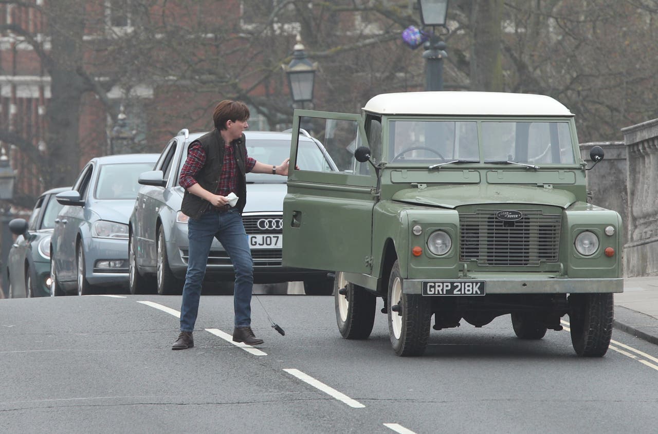 Domhnall Gleeson kicks Land Rover as he films Peter Rabbit 2 | The Gazette