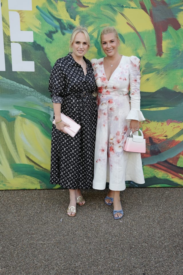 Sienna Miller braves heatwave and smiles in fur coat at Serpentine ...