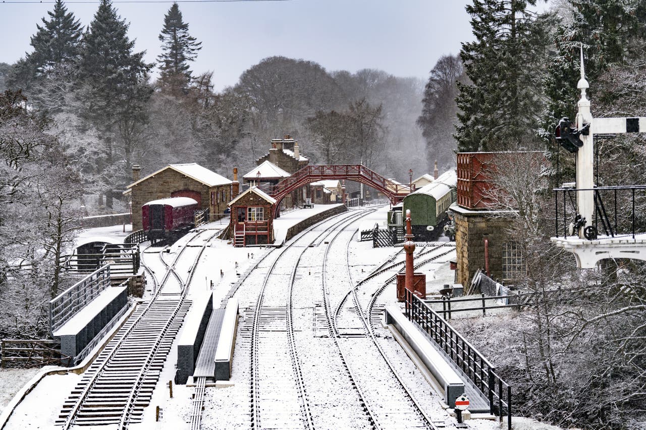 Cold snap bites as Central Scotland could face up to 40cm of snow later ...